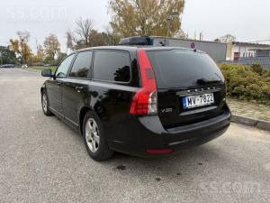 Black Volvo V50 2012 in Riga, with an engine capacity of 1.60 L and mileage of 194 thousand km for 4097 €, photo 4 on AUTOMOTO.COM.LV
