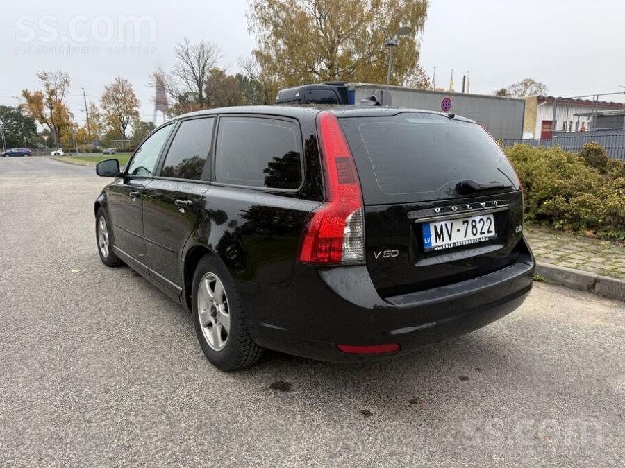 Black Volvo V50 2012 in Riga, with an engine capacity of 1.60 L and mileage of 194 thousand km for 4097 €, photo 4 on AUTOMOTO.COM.LV