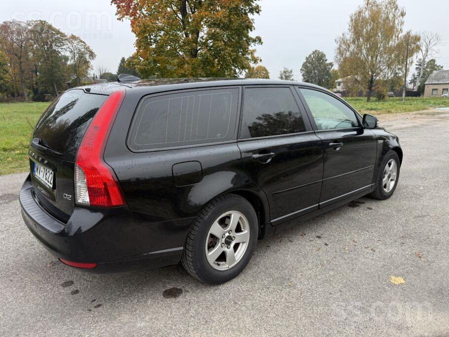 Black Volvo V50 2012 in Riga, with an engine capacity of 1.60 L and mileage of 194 thousand km for 4097 €, photo 5 on AUTOMOTO.COM.LV