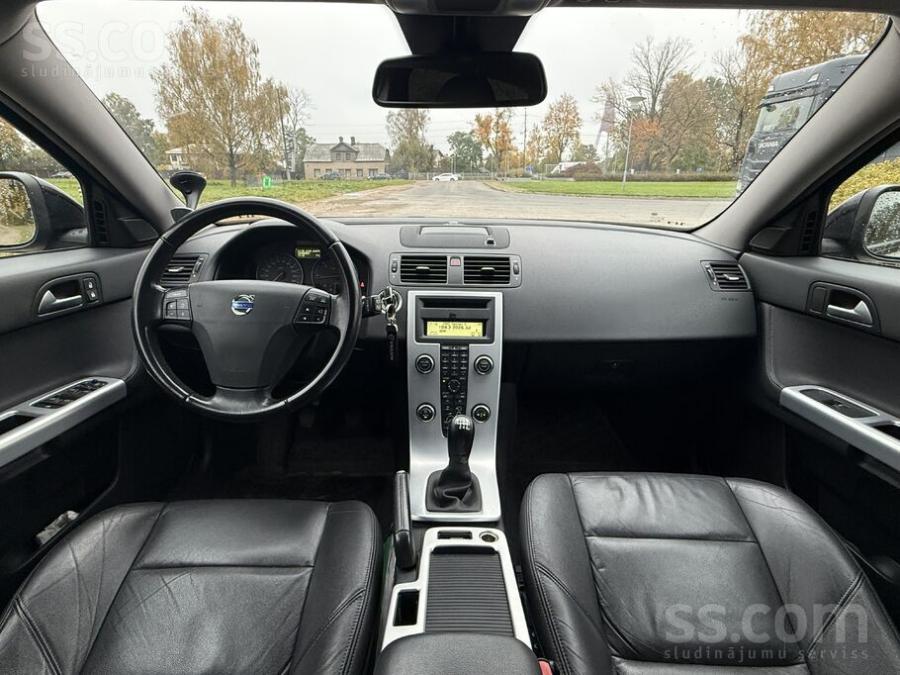 Black Volvo V50 2012 in Riga, with an engine capacity of 1.60 L and mileage of 194 thousand km for 4097 €, photo 7 on AUTOMOTO.COM.LV