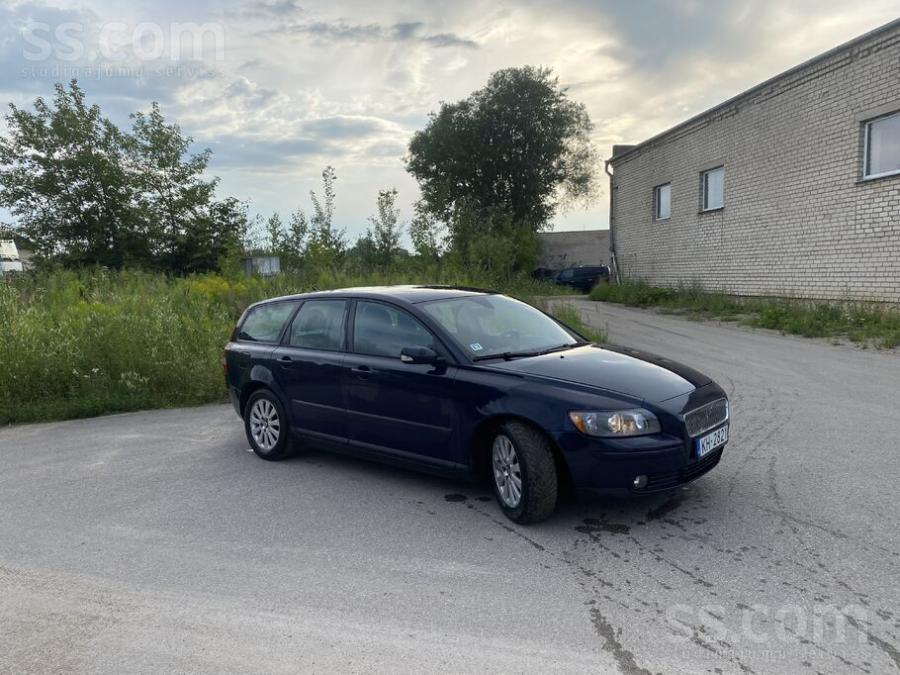 Blue Volvo V50 2004 in Ludza, with an engine capacity of 2.00 L and mileage of 352 thousand km for 1800 €, photo 3 on AUTOMOTO.COM.LV