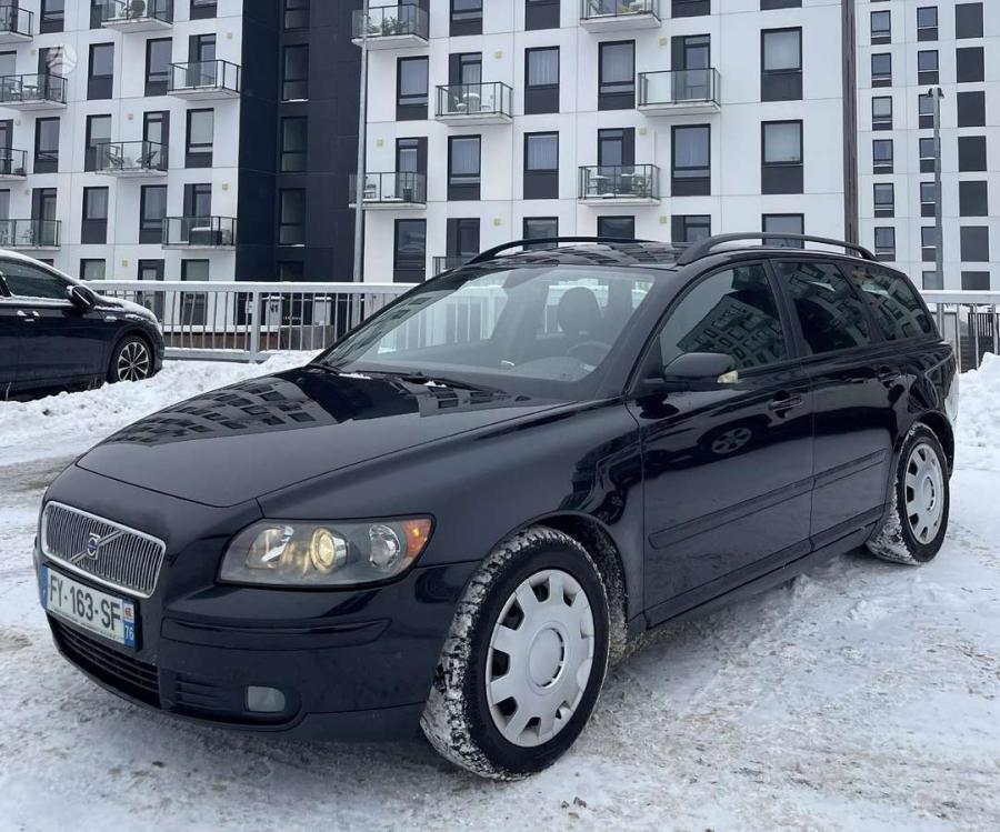 Zils Volvo V50 2004 Viļņa, ar dzinēja tilpumu 2.44 L un nobraukumu 440 tūkst. km par 3100 €, foto 1 vietnē AUTOMOTO.COM.LV