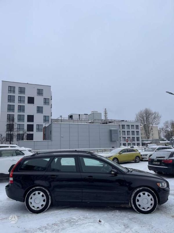 Blue Volvo V50 2004 in Vilnius, with an engine capacity of 2.44 L and mileage of 440 thousand km for 3100 €, photo 4 on AUTOMOTO.COM.LV