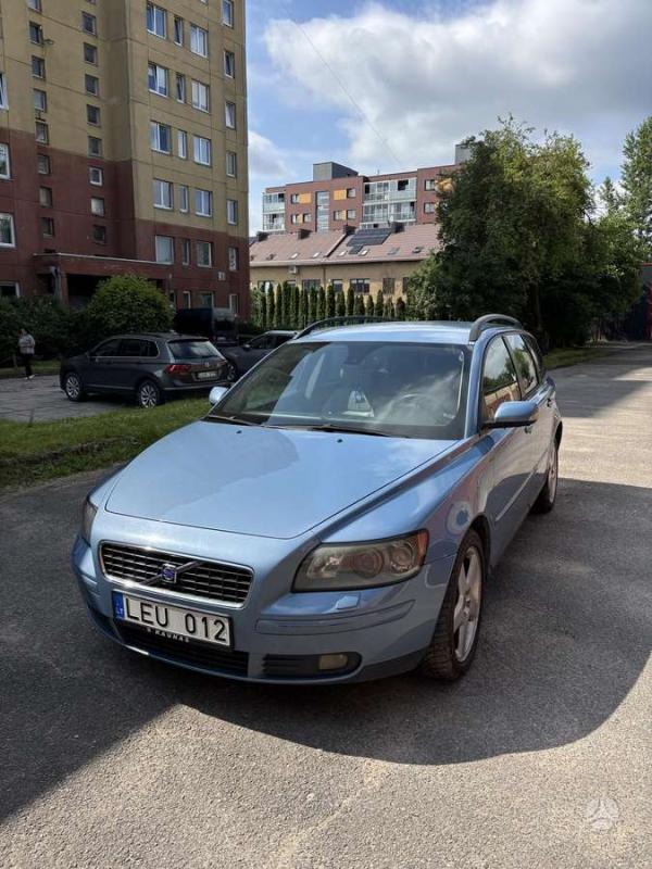 Синий Вольво В50 2004 в Каунас, объемом двигателя 2.00 л и пробегом 376 тыс. км за 1350 €, фото 2 на AUTOMOTO.COM.LV