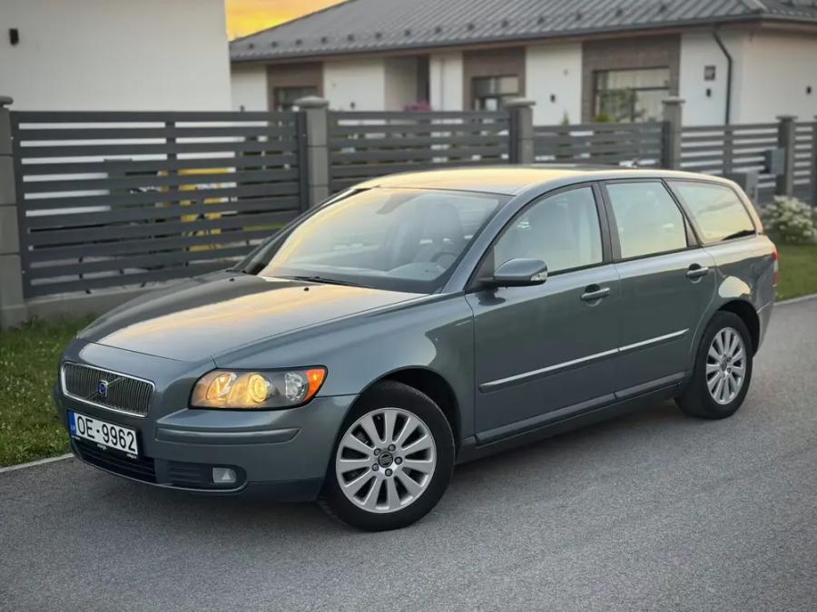 Zils Volvo V50 2004 Jelgava, ar dzinēja tilpumu 2.00 L un nobraukumu 357 tūkst. km par 2300 €, foto 1 vietnē AUTOMOTO.COM.LV