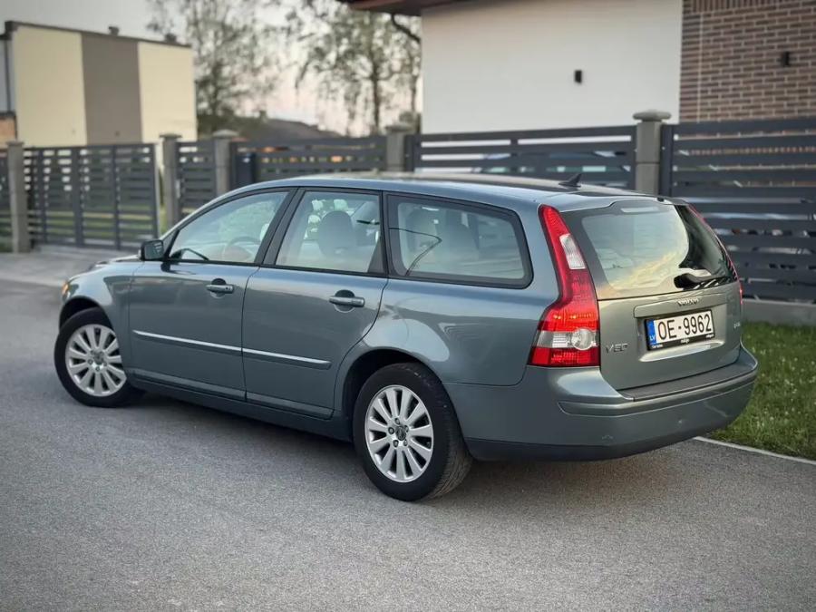 Zils Volvo V50 2004 Jelgava, ar dzinēja tilpumu 2.00 L un nobraukumu 357 tūkst. km par 2300 €, foto 4 vietnē AUTOMOTO.COM.LV