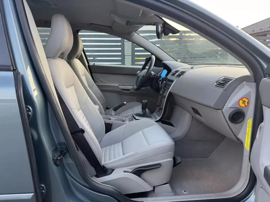 Zils Volvo V50 2004 Jelgava, ar dzinēja tilpumu 2.00 L un nobraukumu 357 tūkst. km par 2300 €, foto 11 vietnē AUTOMOTO.COM.LV