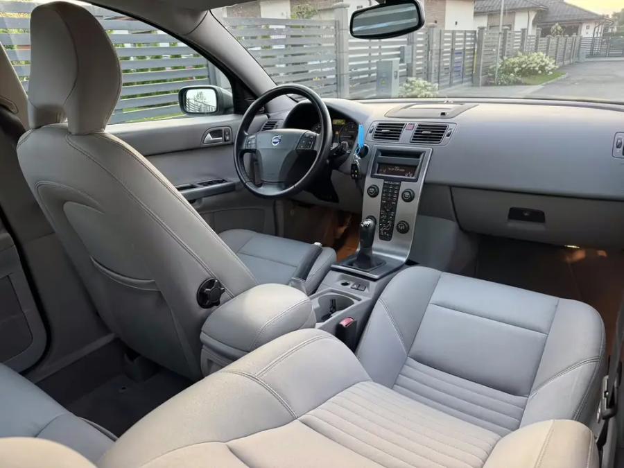 Zils Volvo V50 2004 Jelgava, ar dzinēja tilpumu 2.00 L un nobraukumu 357 tūkst. km par 2300 €, foto 12 vietnē AUTOMOTO.COM.LV