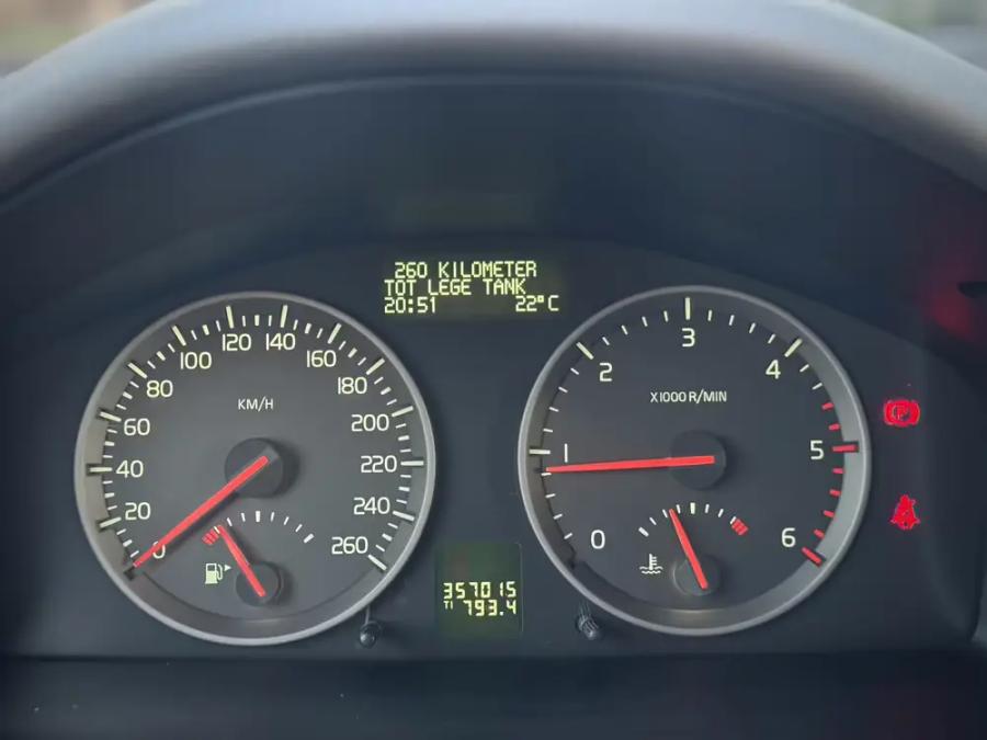 Zils Volvo V50 2004 Jelgava, ar dzinēja tilpumu 2.00 L un nobraukumu 357 tūkst. km par 2300 €, foto 15 vietnē AUTOMOTO.COM.LV