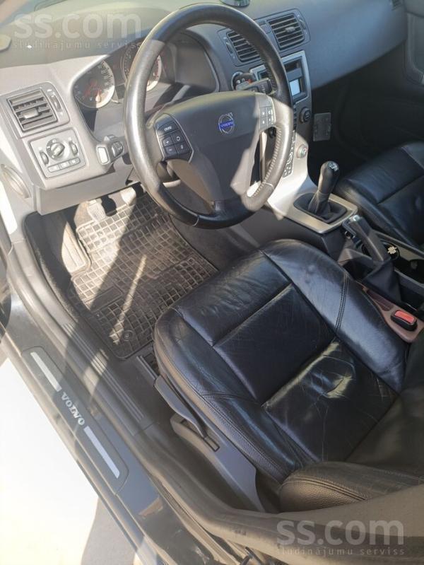 Blue Volvo V50 2004 in Liepaja, with an engine capacity of 2.00 L and mileage of 0 thousand km for 1500 €, photo 7 on AUTOMOTO.COM.LV