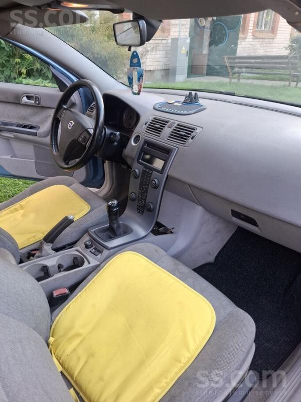 Blue Volvo V50 2004 in Preili, with an engine capacity of 2.40 L and mileage of 246 thousand km for 3450 €, photo 7 on AUTOMOTO.COM.LV