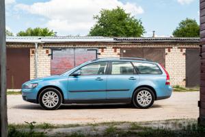 Zils Volvo V50 2004 Kuldīga, ar dzinēja tilpumu 2.40 L un nobraukumu 299 tūkst. km par 3150 €, foto  vietnē AUTOMOTO.COM.LV