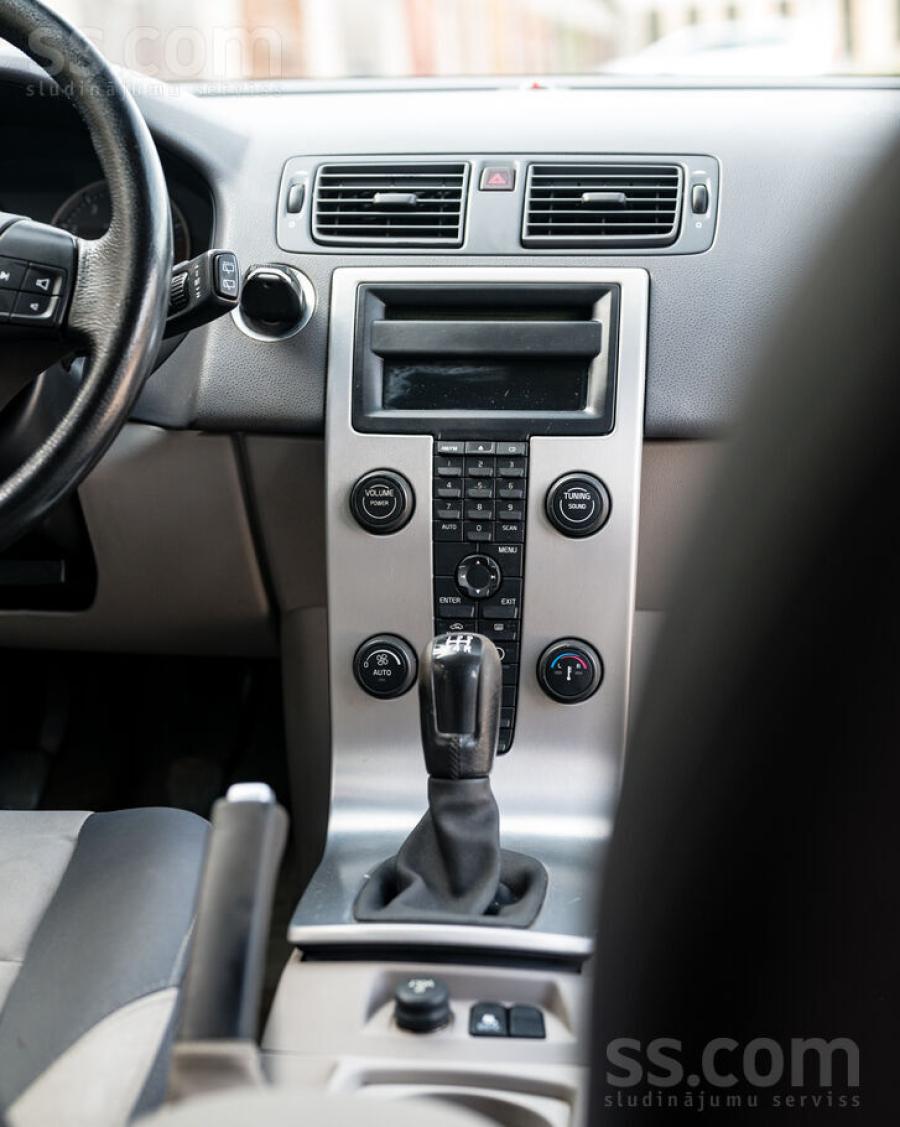 Zils Volvo V50 2004 Kuldīga, ar dzinēja tilpumu 2.40 L un nobraukumu 299 tūkst. km par 3150 €, foto 9 vietnē AUTOMOTO.COM.LV