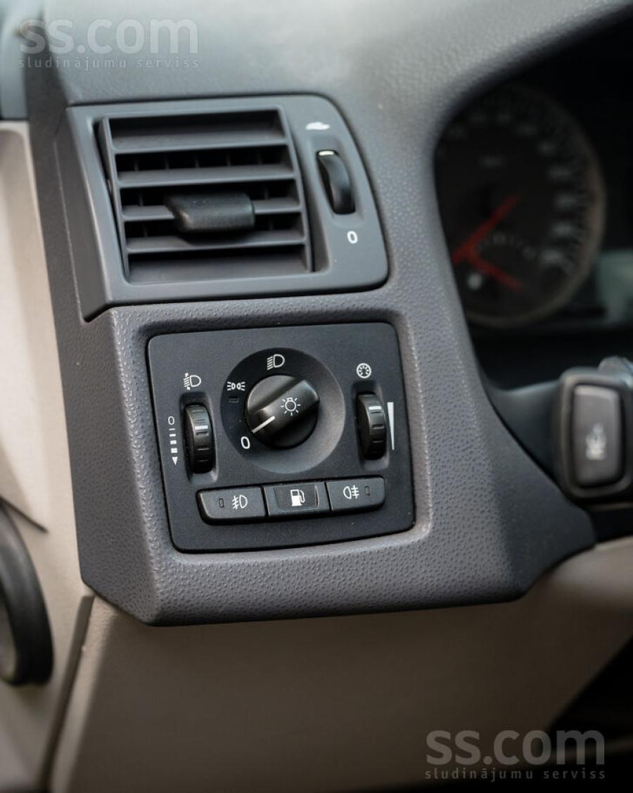 Zils Volvo V50 2004 Kuldīga, ar dzinēja tilpumu 2.40 L un nobraukumu 299 tūkst. km par 3150 €, foto 12 vietnē AUTOMOTO.COM.LV