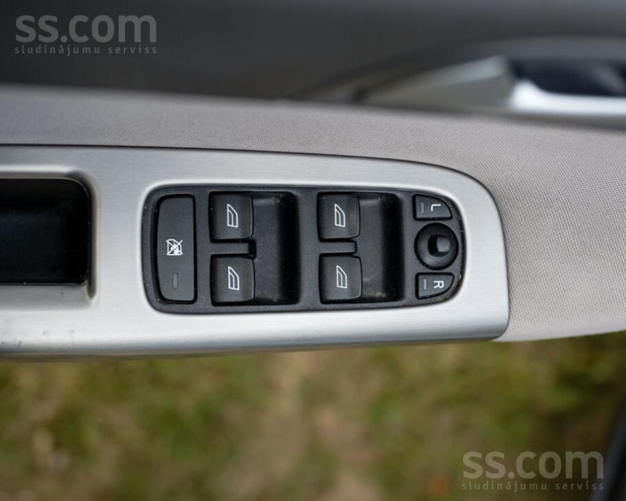 Zils Volvo V50 2004 Kuldīga, ar dzinēja tilpumu 2.40 L un nobraukumu 299 tūkst. km par 3150 €, foto 14 vietnē AUTOMOTO.COM.LV
