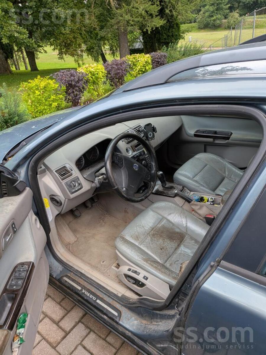 Blue Volvo V50 2004 in Saldus, with an engine capacity of 2.00 L and mileage of 300 thousand km for 750 €, photo 3 on AUTOMOTO.COM.LV