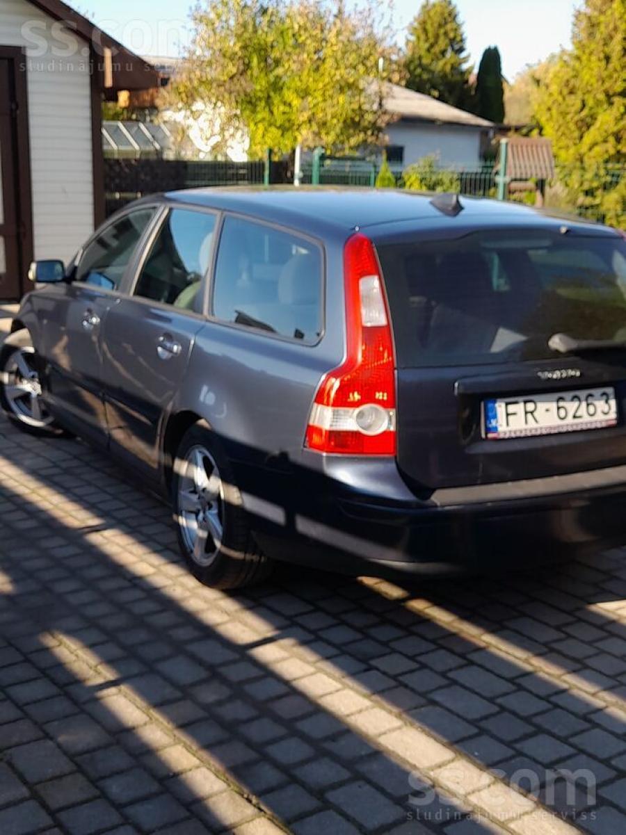 Blue Volvo V50 2005 in Riga, with an engine capacity of 2.40 L and mileage of 344 thousand km for 3200 €, photo 3 on AUTOMOTO.COM.LV