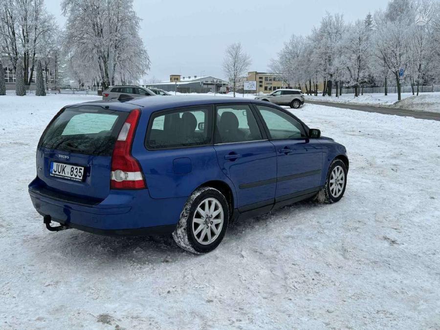 Blue Volvo V50 2005 in Taurage, with an engine capacity of 1.56 L and mileage of 306 thousand km for 1480 €, photo 8 on AUTOMOTO.COM.LV