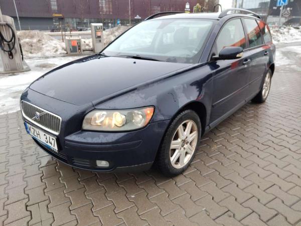 Blue Volvo V50 2005 in Vilnius, with an engine capacity of 2.00 L and mileage of 348 thousand km for 1099 €, photo 1 on AUTOMOTO.COM.LV