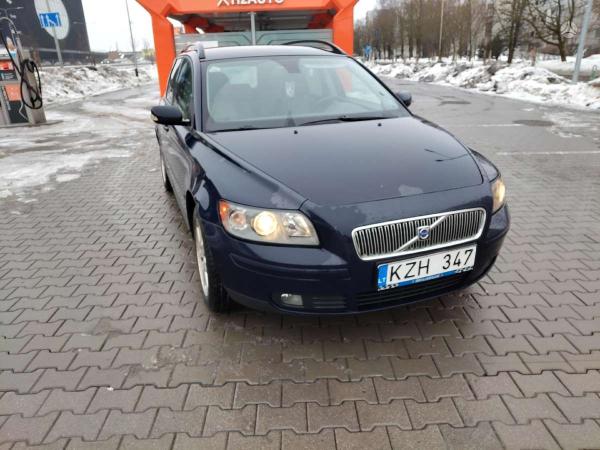 Blue Volvo V50 2005 in Vilnius, with an engine capacity of 2.00 L and mileage of 348 thousand km for 1099 €, photo 2 on AUTOMOTO.COM.LV