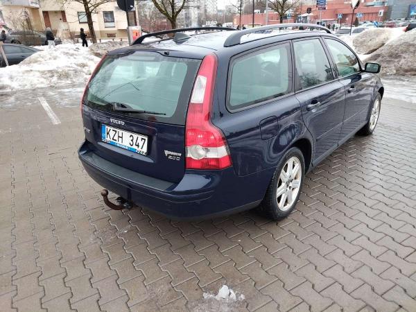 Blue Volvo V50 2005 in Vilnius, with an engine capacity of 2.00 L and mileage of 348 thousand km for 1099 €, photo 5 on AUTOMOTO.COM.LV