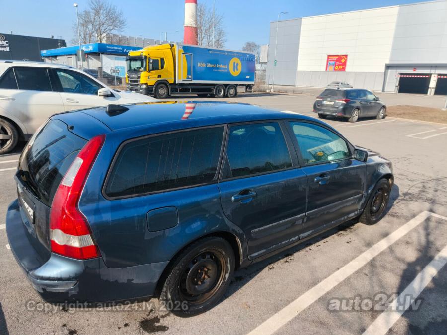 Blue Volvo V50 2005 in Tallinn, with an engine capacity of 1.60 L and mileage of 332 thousand km for 1000 €, photo 5 on AUTOMOTO.COM.LV