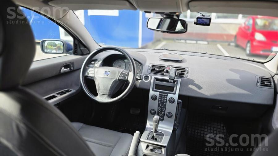 Blue Volvo V50 2005 in Riga, with an engine capacity of 2.40 L and mileage of 274 thousand km for 1900 €, photo 9 on AUTOMOTO.COM.LV