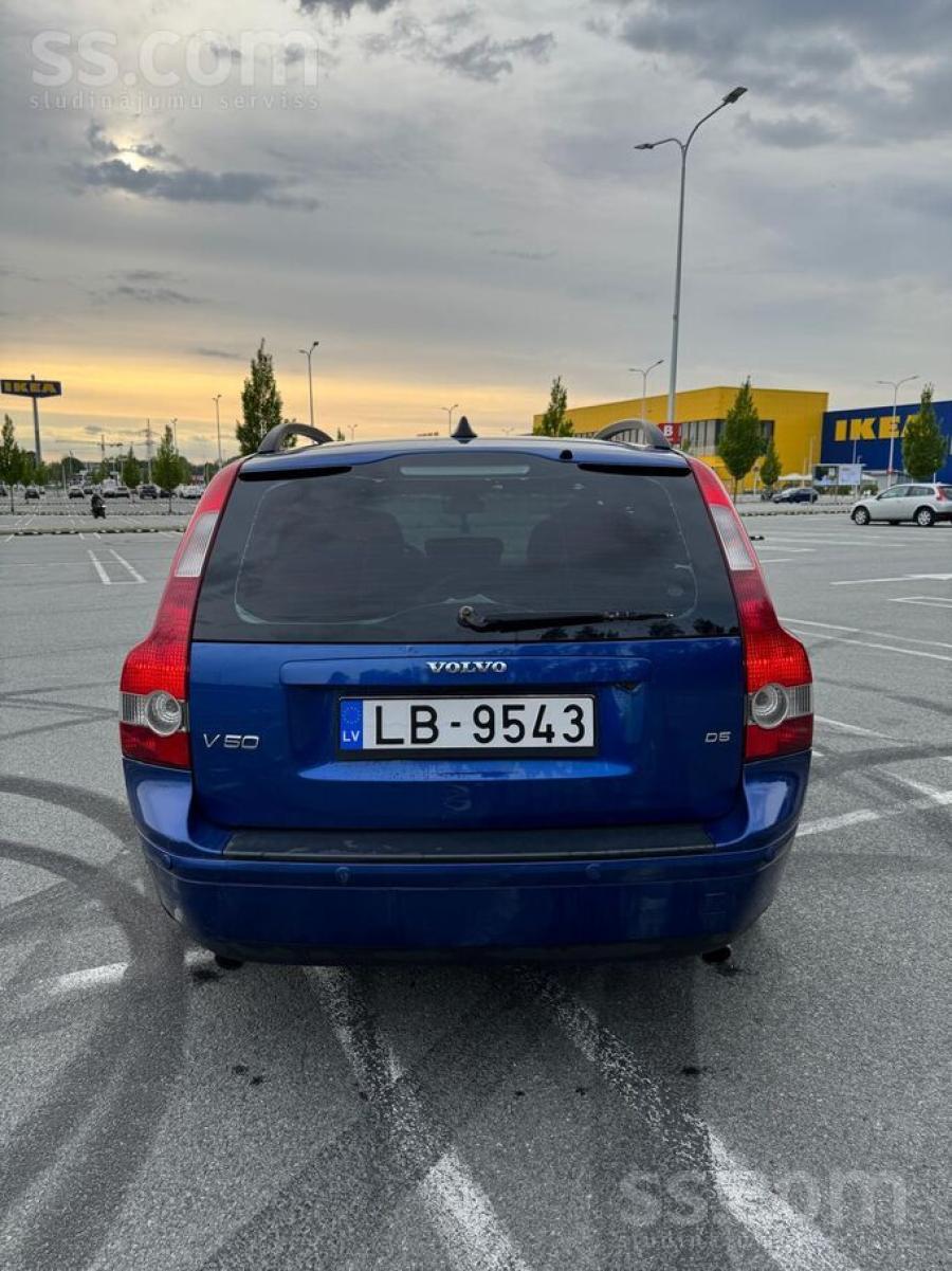 Blue Volvo V50 2006 in Riga, with an engine capacity of 2.40 L and mileage of 385 thousand km for 2450 €, photo 1 on AUTOMOTO.COM.LV