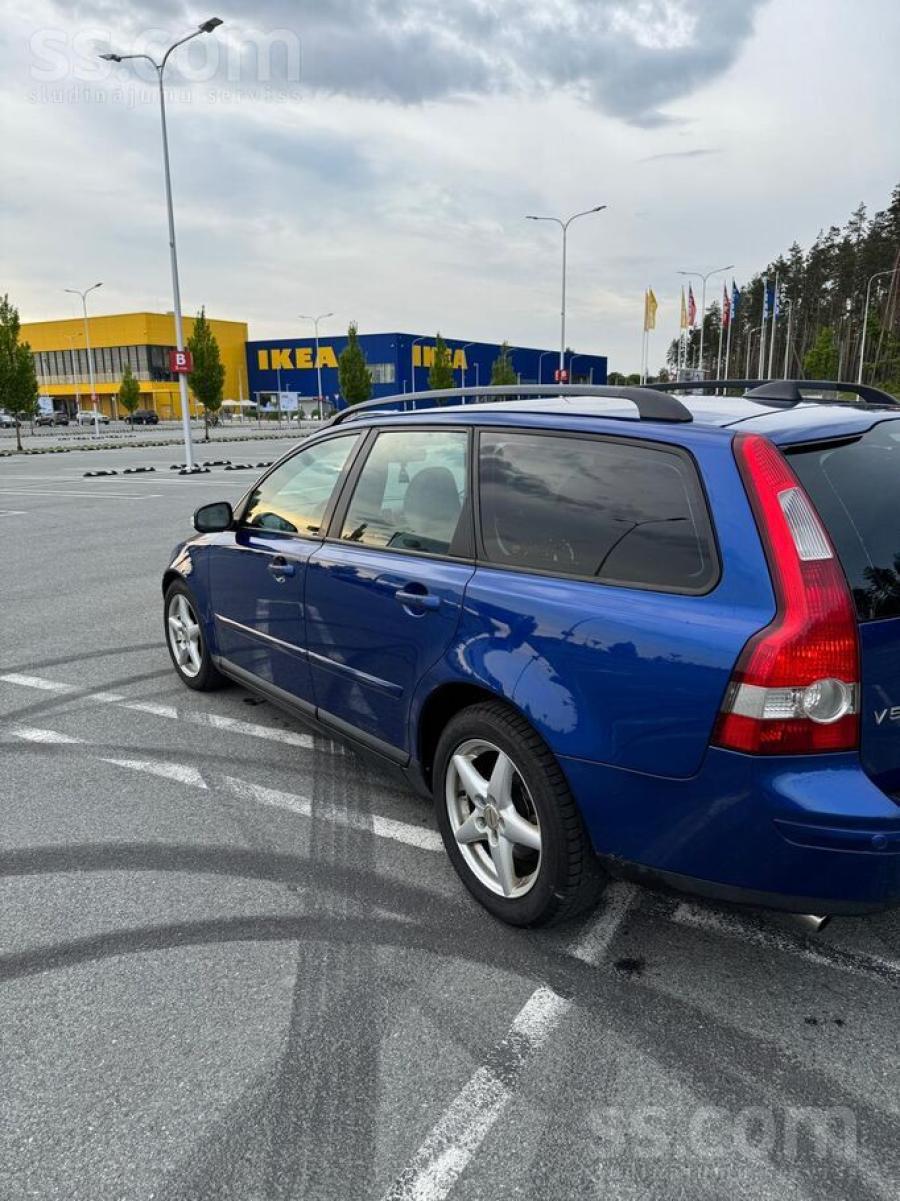 Blue Volvo V50 2006 in Riga, with an engine capacity of 2.40 L and mileage of 385 thousand km for 2450 €, photo 2 on AUTOMOTO.COM.LV