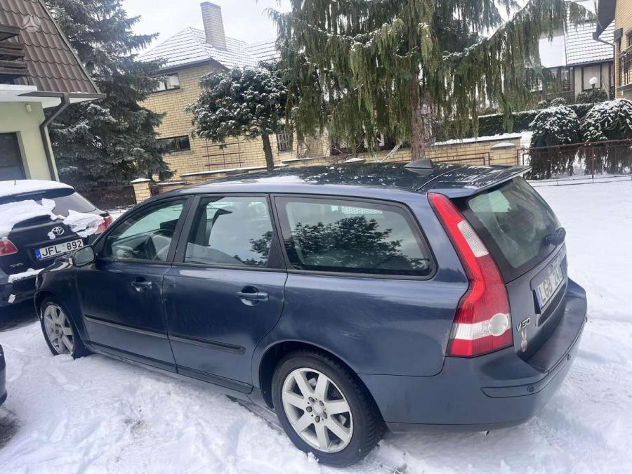 Zils Volvo V50 2006 Viļņa, ar dzinēja tilpumu 2.40 L un nobraukumu 365 tūkst. km par 2100 €, foto 3 vietnē AUTOMOTO.COM.LV