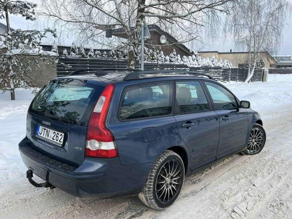 Blue Volvo V50 2006 in Vilnius, with an engine capacity of 2.00 L and mileage of 300 thousand km for 1500 €, photo 1 on AUTOMOTO.COM.LV