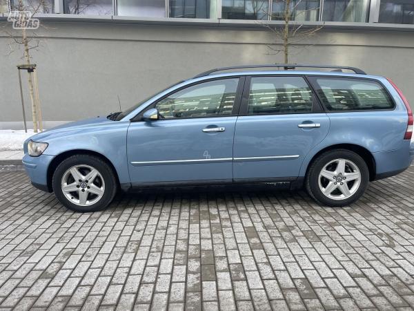 Blue Volvo V50 2006 in Vilnius, with an engine capacity of 2.00 L and mileage of 300 thousand km for 1850 €, photo 2 on AUTOMOTO.COM.LV