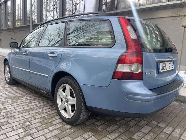 Zils Volvo V50 2006 Viļņa, ar dzinēja tilpumu 2.00 L un nobraukumu 300 tūkst. km par 1850 €, foto 1 vietnē AUTOMOTO.COM.LV
