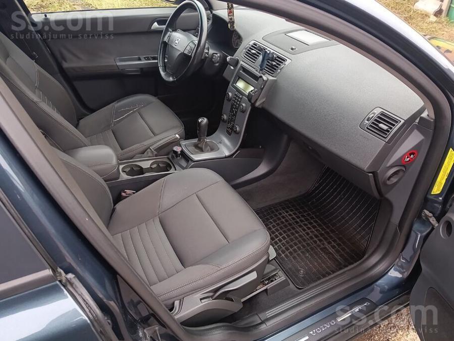 Blue Volvo V50 2006 in Rezekne, with an engine capacity of 1.60 L and mileage of 408 thousand km for 2000 €, photo 6 on AUTOMOTO.COM.LV
