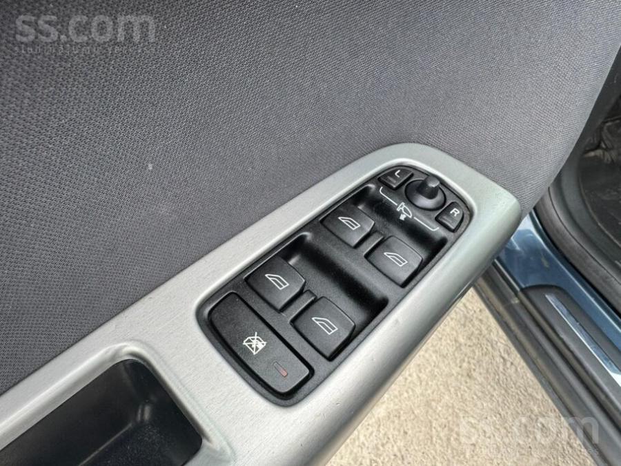 Blue Volvo V50 2006 in Riga, with an engine capacity of 2.00 L and mileage of 0 thousand km for 1690 €, photo 17 on AUTOMOTO.COM.LV