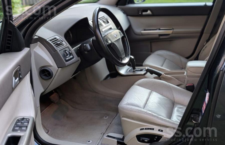 Zils Volvo V50 2006 Rīga, ar dzinēja tilpumu 2.40 L un nobraukumu 248 tūkst. km par 3300 €, foto 8 vietnē AUTOMOTO.COM.LV