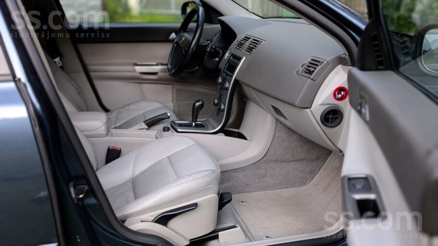 Zils Volvo V50 2006 Rīga, ar dzinēja tilpumu 2.40 L un nobraukumu 248 tūkst. km par 3300 €, foto 13 vietnē AUTOMOTO.COM.LV