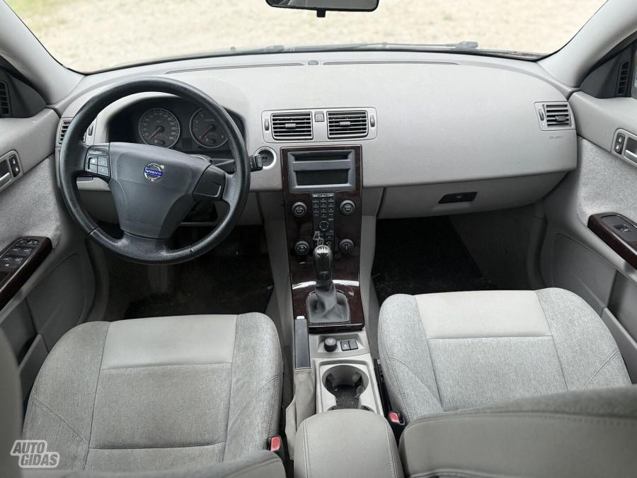 Zils Volvo V50 2006 Viļņa, ar dzinēja tilpumu 1.80 L un nobraukumu 206 tūkst. km par 1000 €, foto 14 vietnē AUTOMOTO.COM.LV