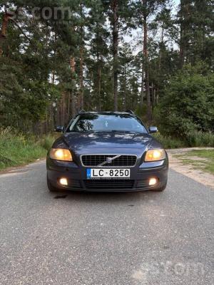 Blue Volvo V50 2006 in Riga, with an engine capacity of 2.00 L and mileage of 322 thousand km for 1400 €, photo  on AUTOMOTO.COM.LV