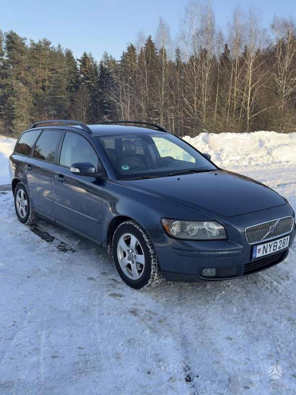 Blue Volvo V50 2007 in Anyksciai, with an engine capacity of 1.56 L and mileage of 391 thousand km for 1900 €, photo 3 on AUTOMOTO.COM.LV