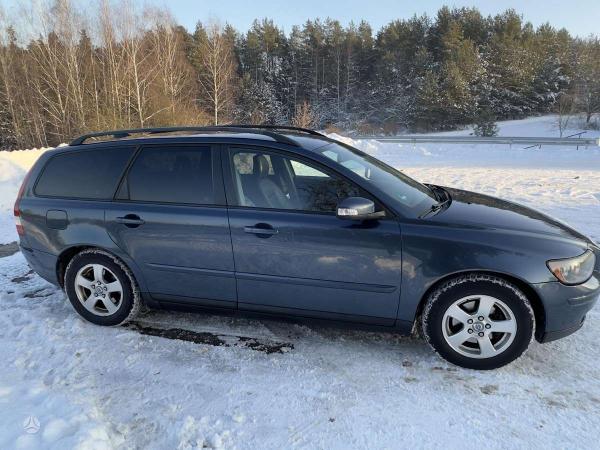 Blue Volvo V50 2007 in Anyksciai, with an engine capacity of 1.56 L and mileage of 391 thousand km for 1900 €, photo 4 on AUTOMOTO.COM.LV