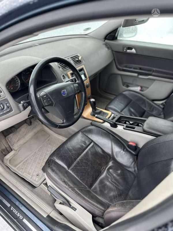 Blue Volvo V50 2007 in Anyksciai, with an engine capacity of 1.56 L and mileage of 391 thousand km for 1900 €, photo 9 on AUTOMOTO.COM.LV