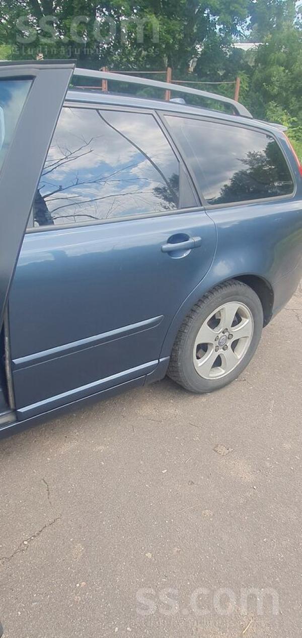 Blue Volvo V50 2007 in Riga, with an engine capacity of 2.40 L and mileage of 314 thousand km for 2800 €, photo 1 on AUTOMOTO.COM.LV