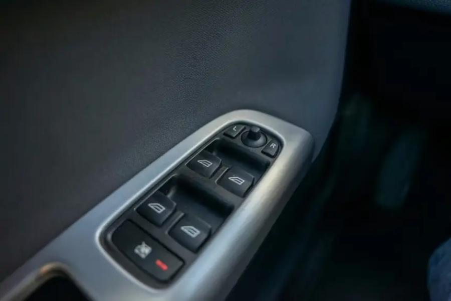 Zils Volvo V50 2007 Liepāja, ar dzinēja tilpumu 2.00 L un nobraukumu 184 tūkst. km par 4250 €, foto 21 vietnē AUTOMOTO.COM.LV