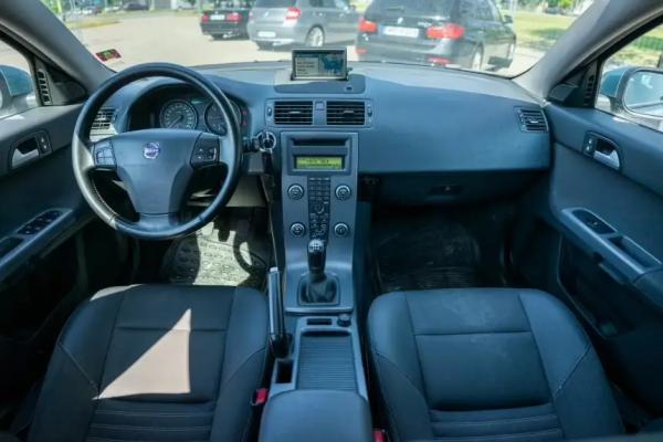 Blue Volvo V50 2007 in Liepaja, with an engine capacity of 1.60 L and mileage of 2787 thousand km for 3700 €, photo 7 on AUTOMOTO.COM.LV