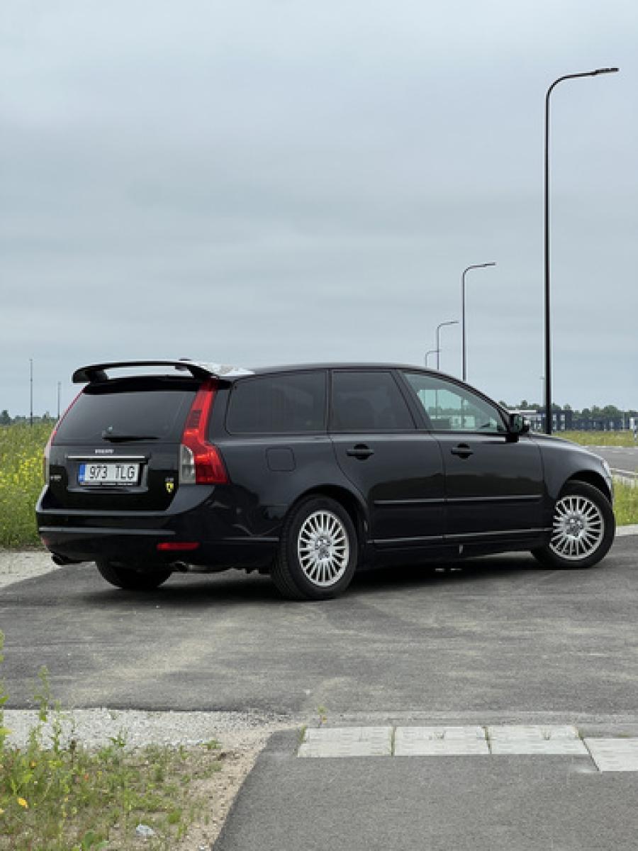 Zils Volvo V50 2007 Tallina, ar dzinēja tilpumu 2.40 L un nobraukumu 336 tūkst. km par 3000 €, foto 5 vietnē AUTOMOTO.COM.LV