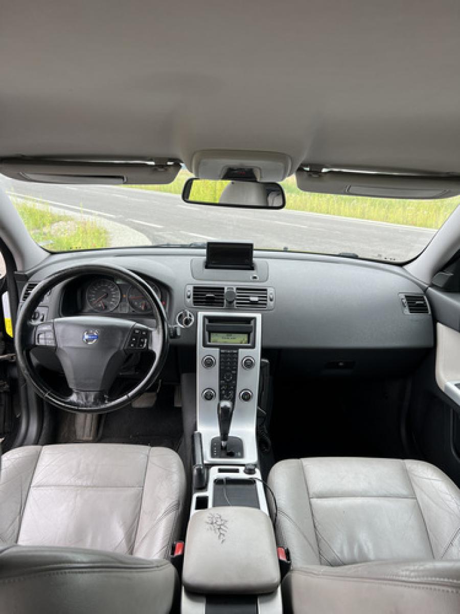 Zils Volvo V50 2007 Tallina, ar dzinēja tilpumu 2.40 L un nobraukumu 336 tūkst. km par 3000 €, foto 7 vietnē AUTOMOTO.COM.LV