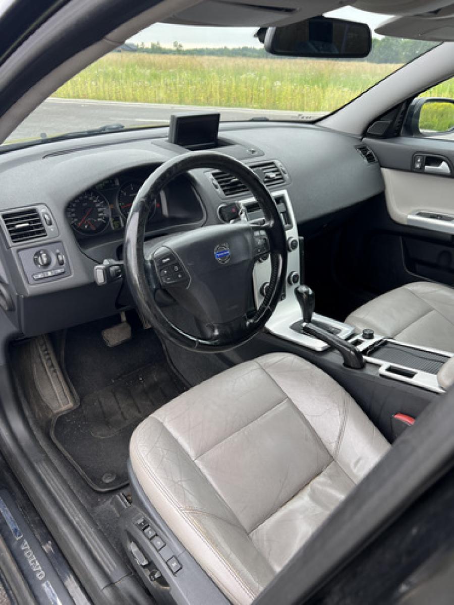 Zils Volvo V50 2007 Tallina, ar dzinēja tilpumu 2.40 L un nobraukumu 336 tūkst. km par 3000 €, foto 8 vietnē AUTOMOTO.COM.LV