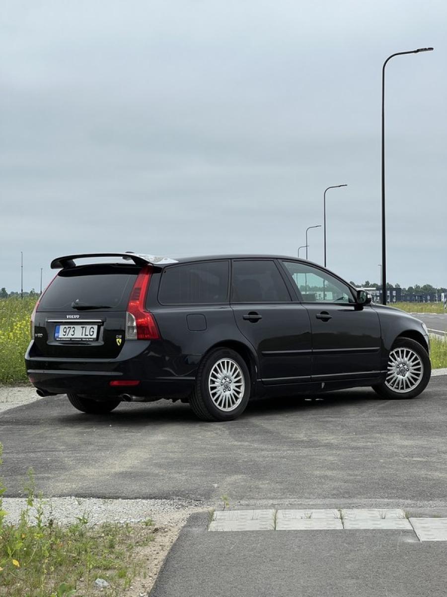 Zils Volvo V50 2007 Tallina, ar dzinēja tilpumu 2.40 L un nobraukumu 336 tūkst. km par 3000 €, foto 13 vietnē AUTOMOTO.COM.LV