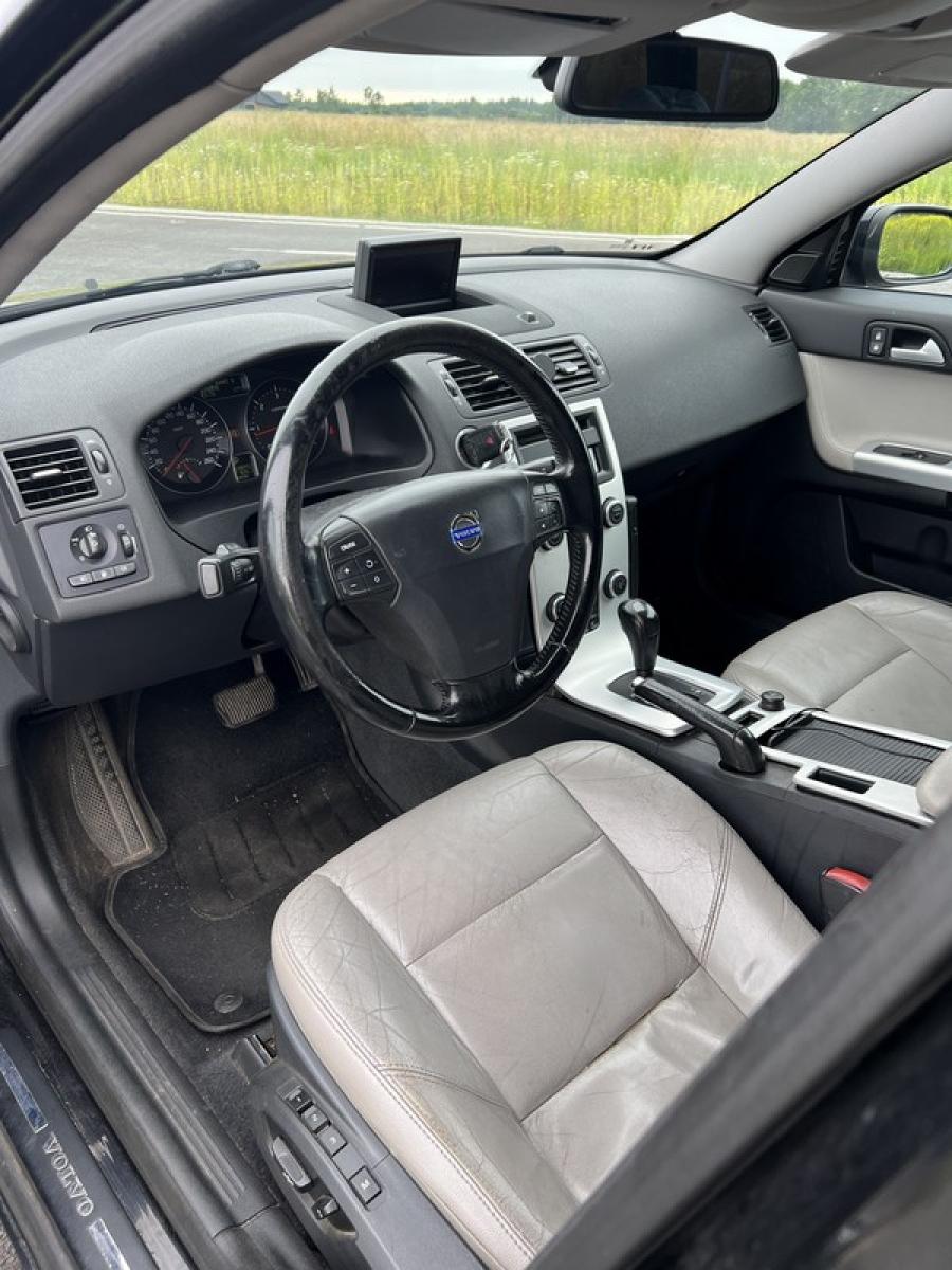 Zils Volvo V50 2007 Tallina, ar dzinēja tilpumu 2.40 L un nobraukumu 336 tūkst. km par 3000 €, foto 16 vietnē AUTOMOTO.COM.LV
